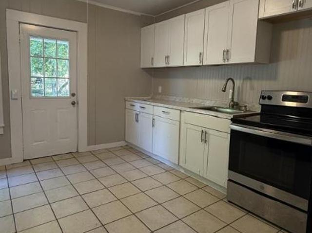 3 Br, 1 bath, Apartment 14 C Street