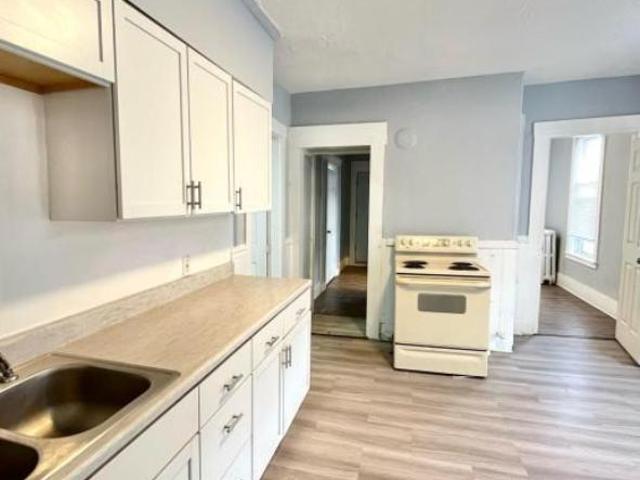 3 Br, 1 bath, Apartment 153 Horton St