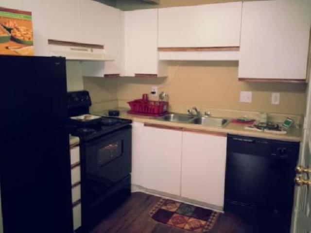 3 Br, 1 bath, Apartment 1620 Hollywood Rd NW
