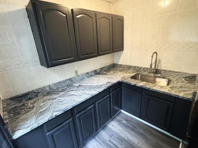 3 Br, 1 bath, Apartment 16 Hillside St