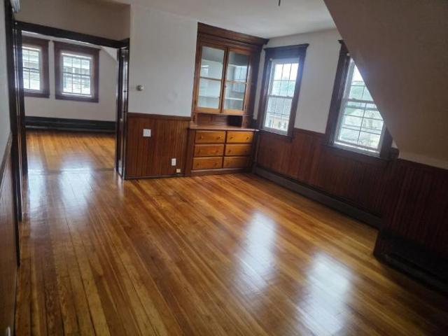 3 Br, 1 bath, Apartment 19 Stephen St
