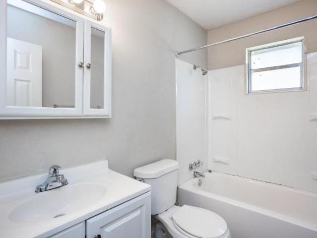 3 Br, 1 bath, Apartment 200 Bledsoe St