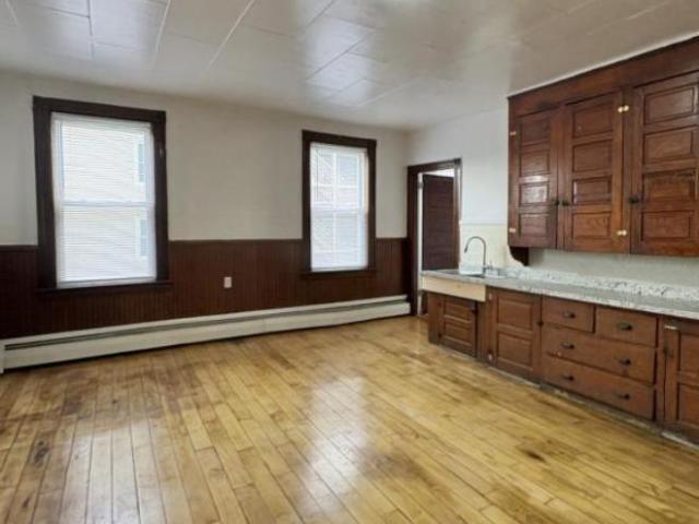 3 Br, 1 bath, Apartment 214 Blake St