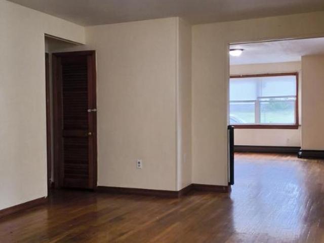 3 Br, 1 bath, Apartment 210 Hope Street