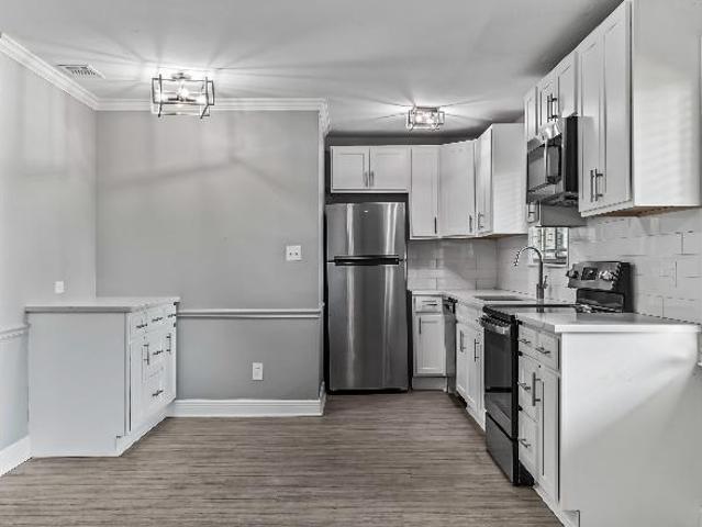3 Br, 1 bath, Apartment 2202 W Pensacola St