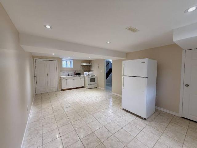 3 Br, 1 bath, Apartment 220 Ellington Dr