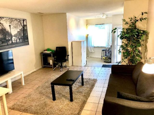 3 Br, 1 bath, Apartment 2965 Dundas St W