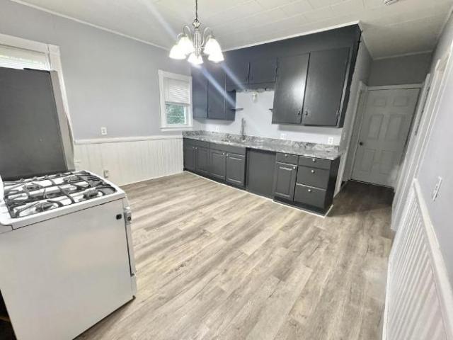 3 Br, 1 bath, Apartment 29 Shamrock St