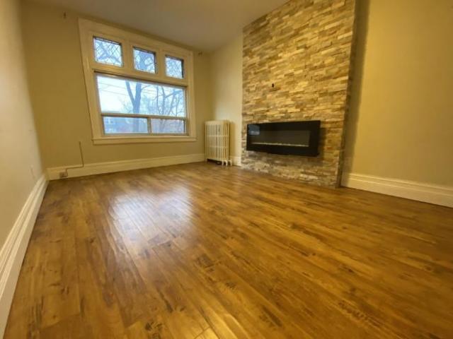 3 Br, 1 bath, Apartment 412 Dovercourt Rd