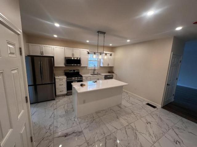 3 Br, 1 bath, Apartment 449 Cedar Grove Street
