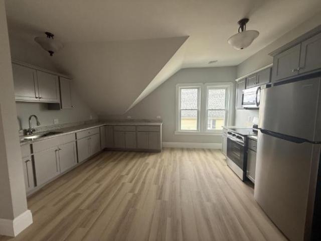 3 Br, 1 bath, Apartment 467 Middle St