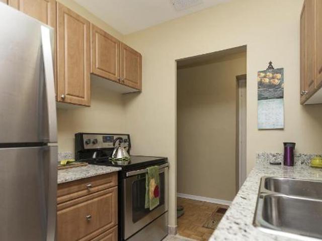 3 Br, 1 bath, Apartment 494 Queenston Rd