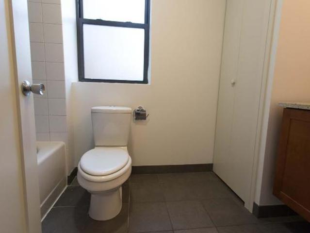 3 Br, 1 bath, Apartment 5234 S Ingleside Ave