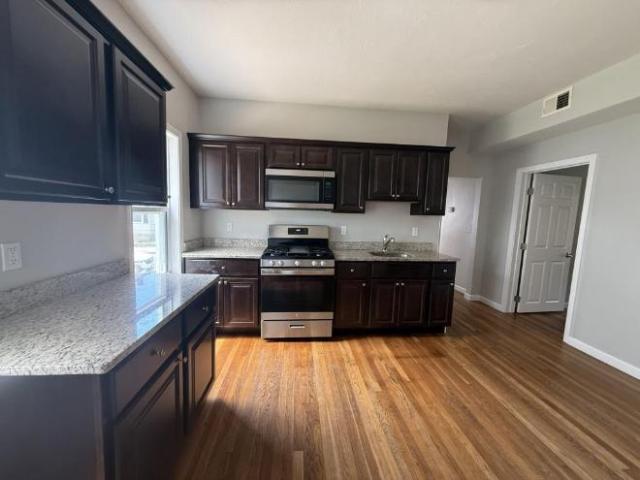 3 Br, 1 bath, Apartment 52 Bogle St