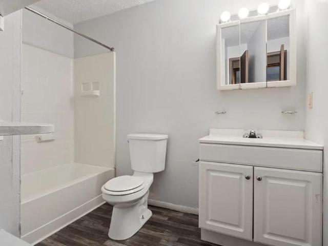 3 Br, 1 bath, Apartment 535 Cleveland Rd W