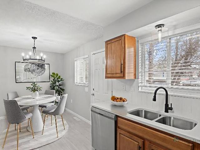 3 Br, 1 bath, Apartment 5580 West 4th Avenue