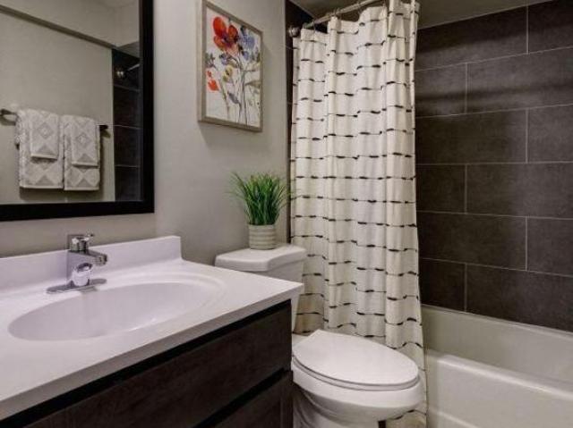 3 Br, 1 bath, Apartment 6715 Lake Shore Dr