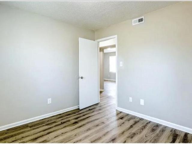 3 Br, 1 bath, Apartment 804 McMakin St