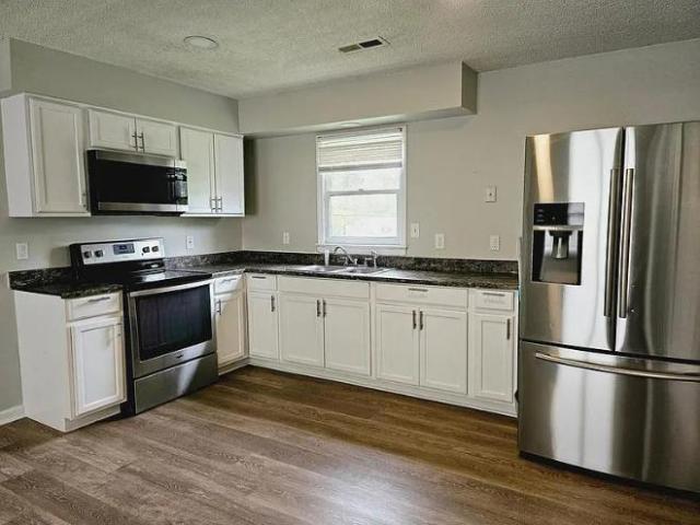 3 Br, 1 bath, Apartment 810 E Bragg St