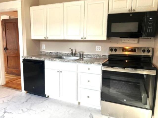 3 Br, 1 bath, Apartment 900 Main St