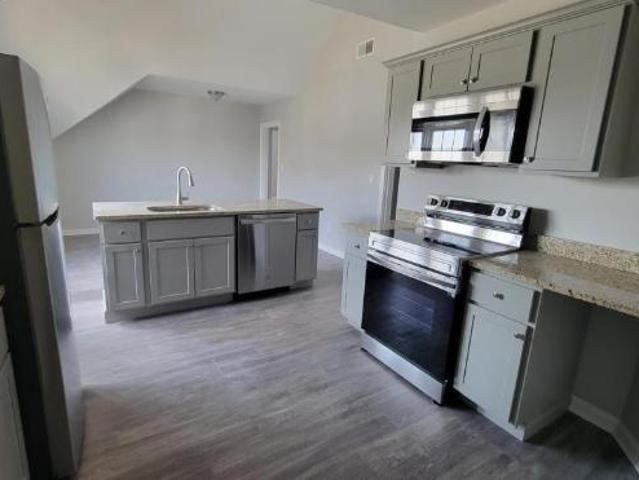 3 Br, 1 bath, Apartment 90 Stanley St