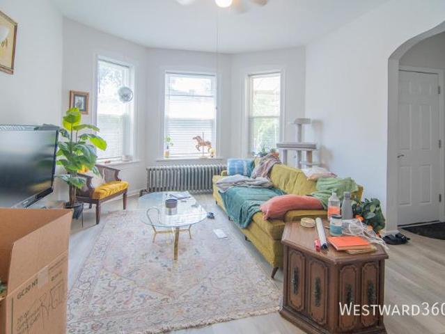 3 Br, 1 bath, Condo 4018 W Oakdale Ave