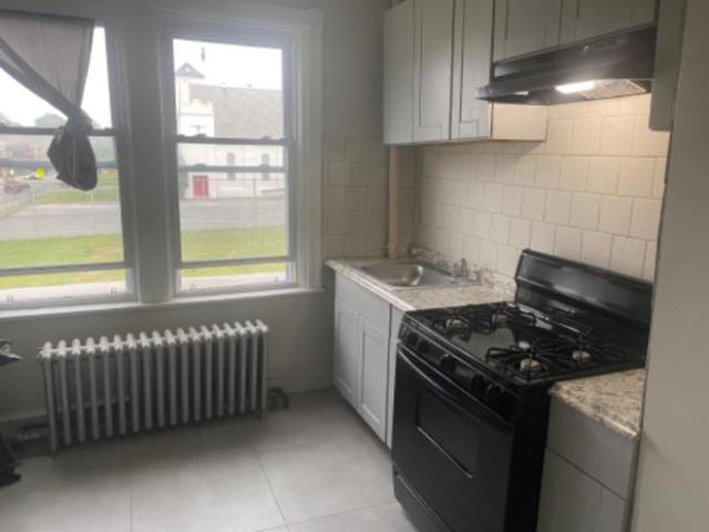 3 Br, 1 bath, Condo 418 Main St