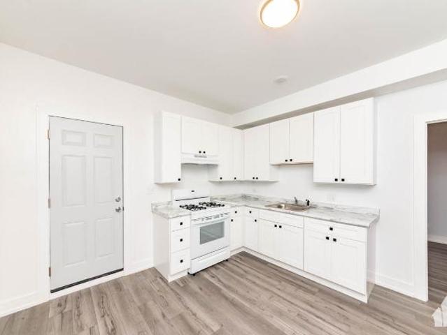 3 Br, 1 bath, Condo 4616 North Monticello Avenue