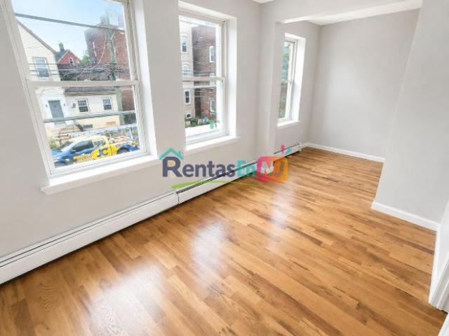 3 Br, 1 bath, Condo 529 E Jersey St