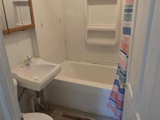 3 Br, 1 bath, Condo 625 River St