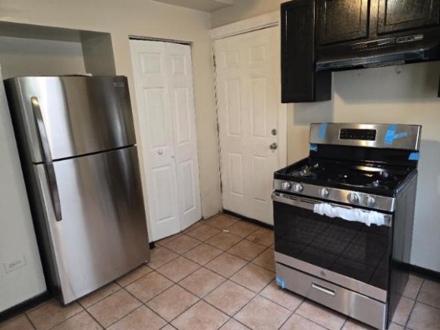 3 Br, 1 bath, Condo 6329 S Loomis #2