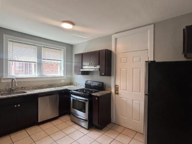 3 Br, 1 bath, Condo 8000 S Champlain Ave