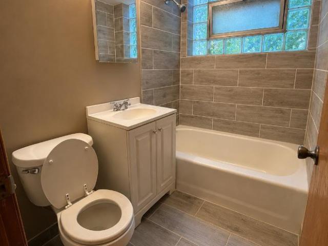 3 Br, 1 bath, Condo 8113 S Exchange Ave
