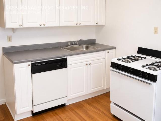3 Br, 1 bath, Condo 838 W Bradley Place