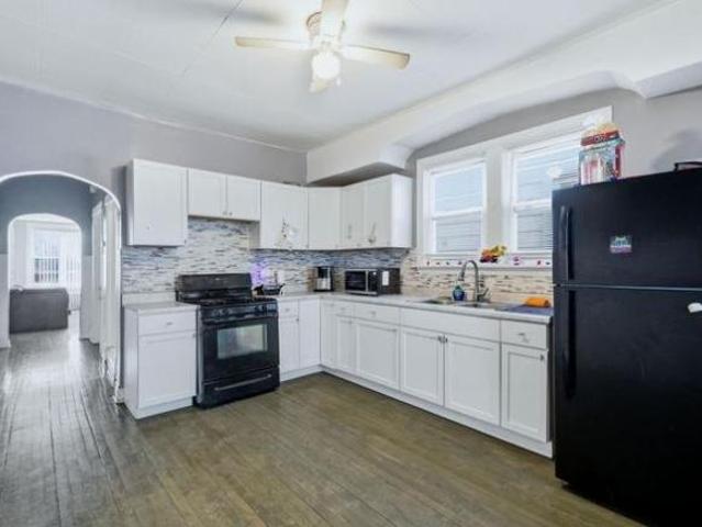 3 Br, 1 bath, Condo 8412 S Manistee Ave