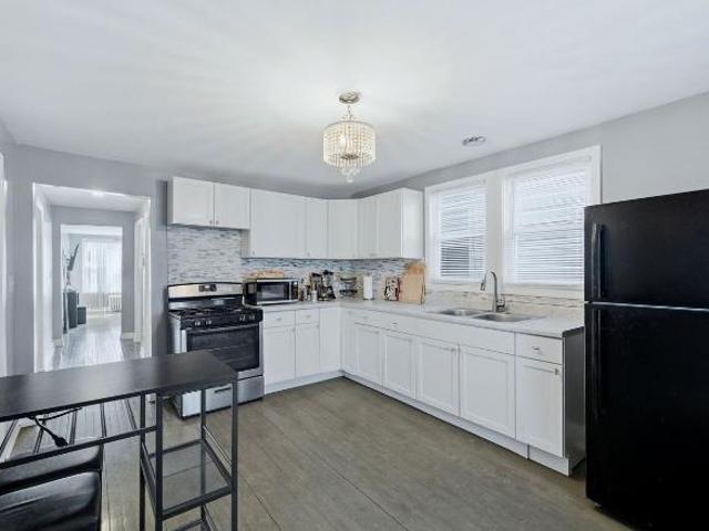 3 Br, 1 bath, Condo 8412 South Manistee Avenue
