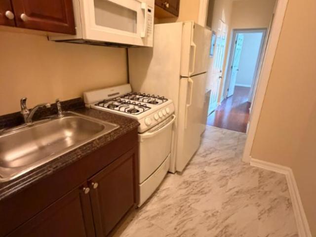 3 Br, 1 bath, Condo 1106 Queen Ne