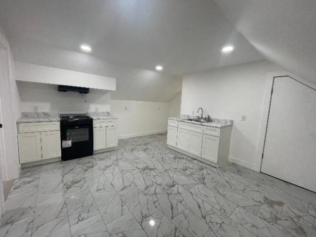 3 Br, 1 bath, Condo 148 Chilton St