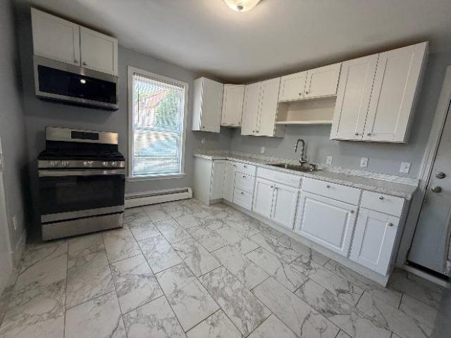 3 Br, 1 bath, Condo 14 Mnt Everett St