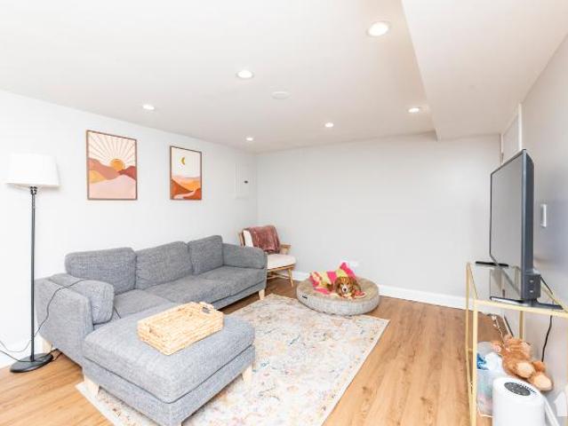 3 Br, 1 bath, Condo 1545 W Addison