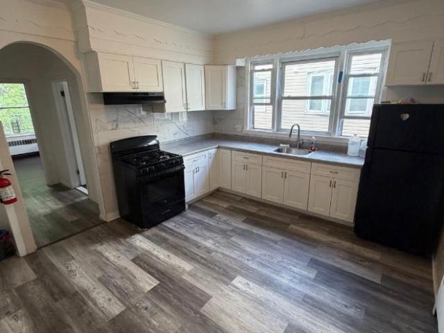 3 Br, 1 bath, Condo 1576 Leslie Street