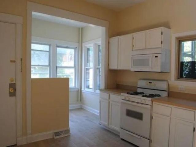3 Br, 1 bath, Condo 1847 W Byron St
