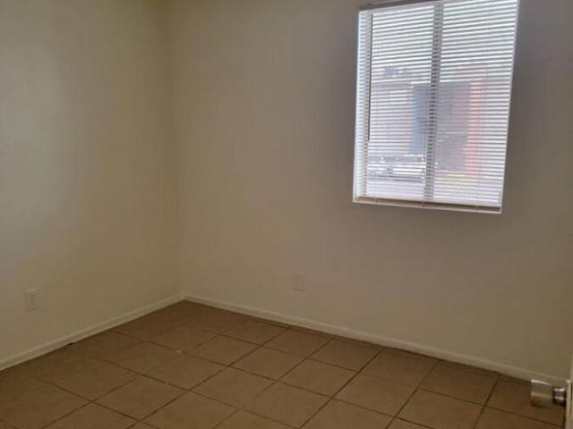 3 Br, 1 bath, Condo 2520 W Mclellan Blvd