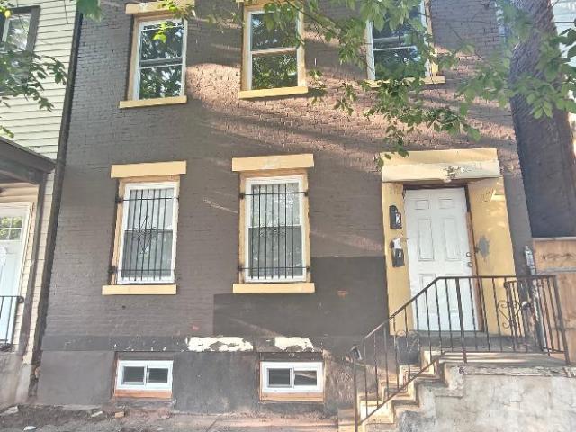 3 Br, 1 bath, Condo 291 W Runyon St