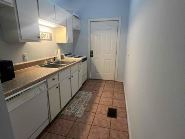 3 Br, 1 bath, Condo 320 W Hall St