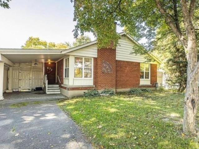 3 Br, 1 bath, Apartment 672 Fraser Avenue