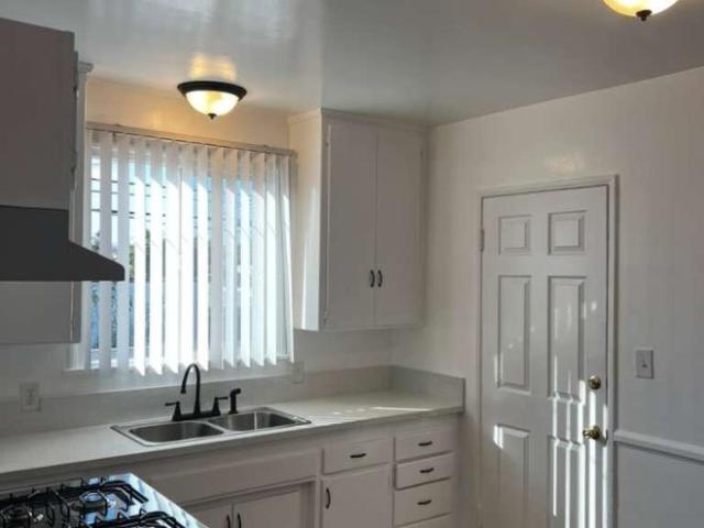 3 Br, 1 bath, Apartment 3607 W 61st St