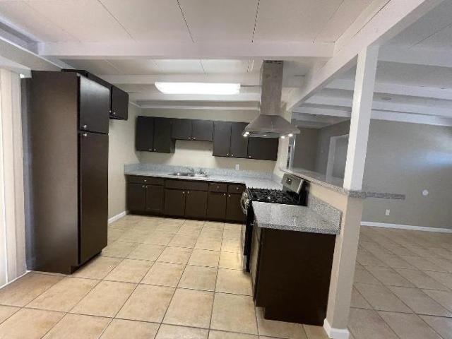 3 Br, 1 bath, Single Family 1000 Mojave Dr