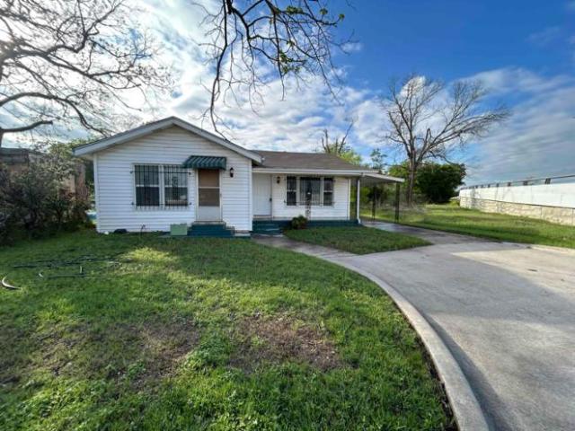 3 Br, 1 bath, Single Family 1008 E Pecan Ave