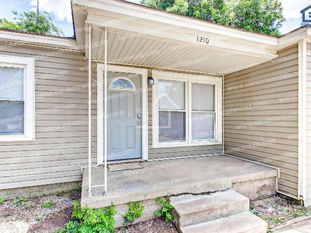 3 Br, 1 bath, Single Family 1210 Nw Irwin Ave